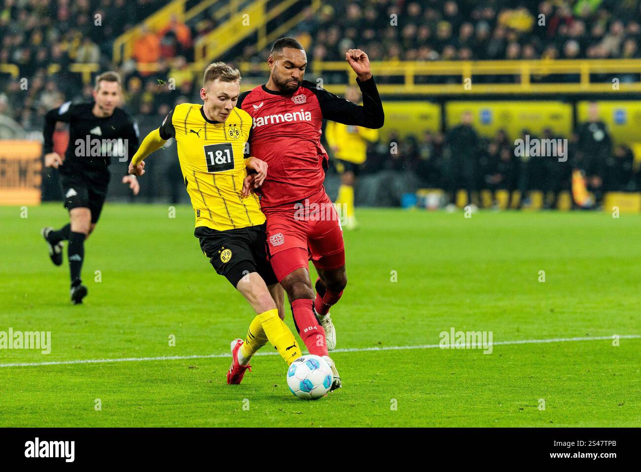 Dortmund, Deutschland. 10th Jan, 2025. Zweikampf Maximilian Beier ...