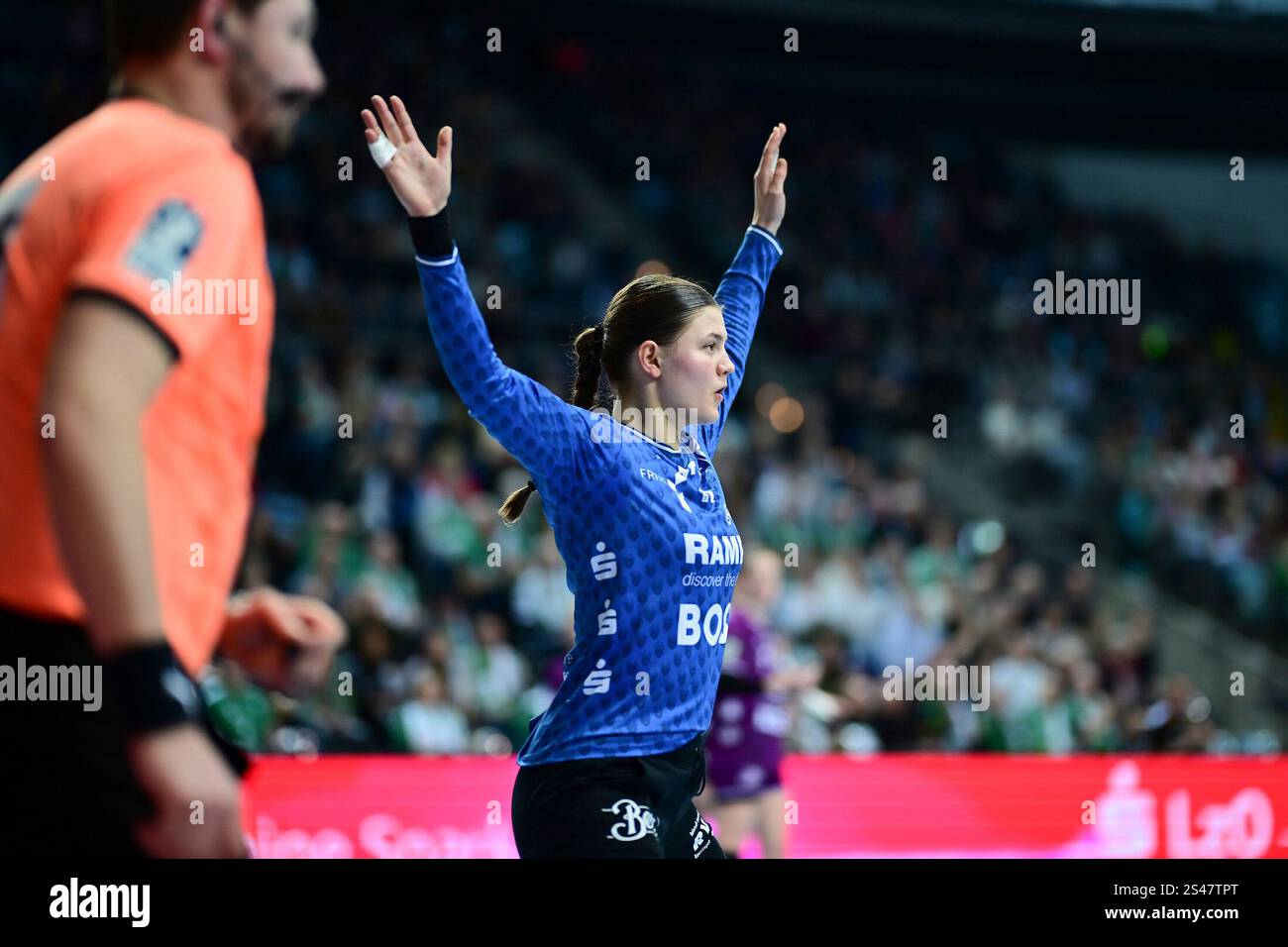 Oldenburg, Deutschland. 10th Jan, 2025. Marie Weiss (12, TuS Metzingen ...