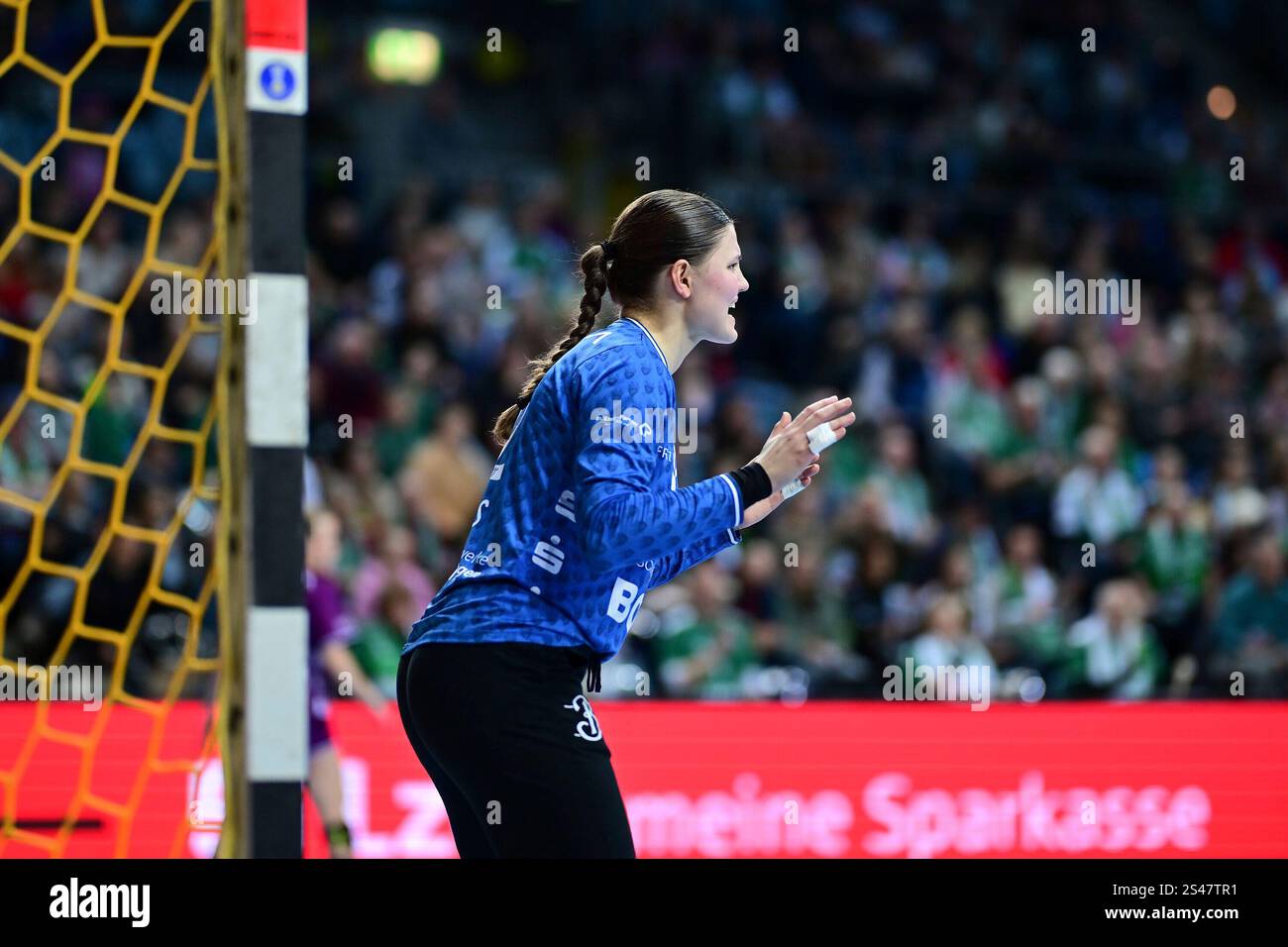 Oldenburg, Deutschland. 10th Jan, 2025. Marie Weiss (12, TuS Metzingen ...