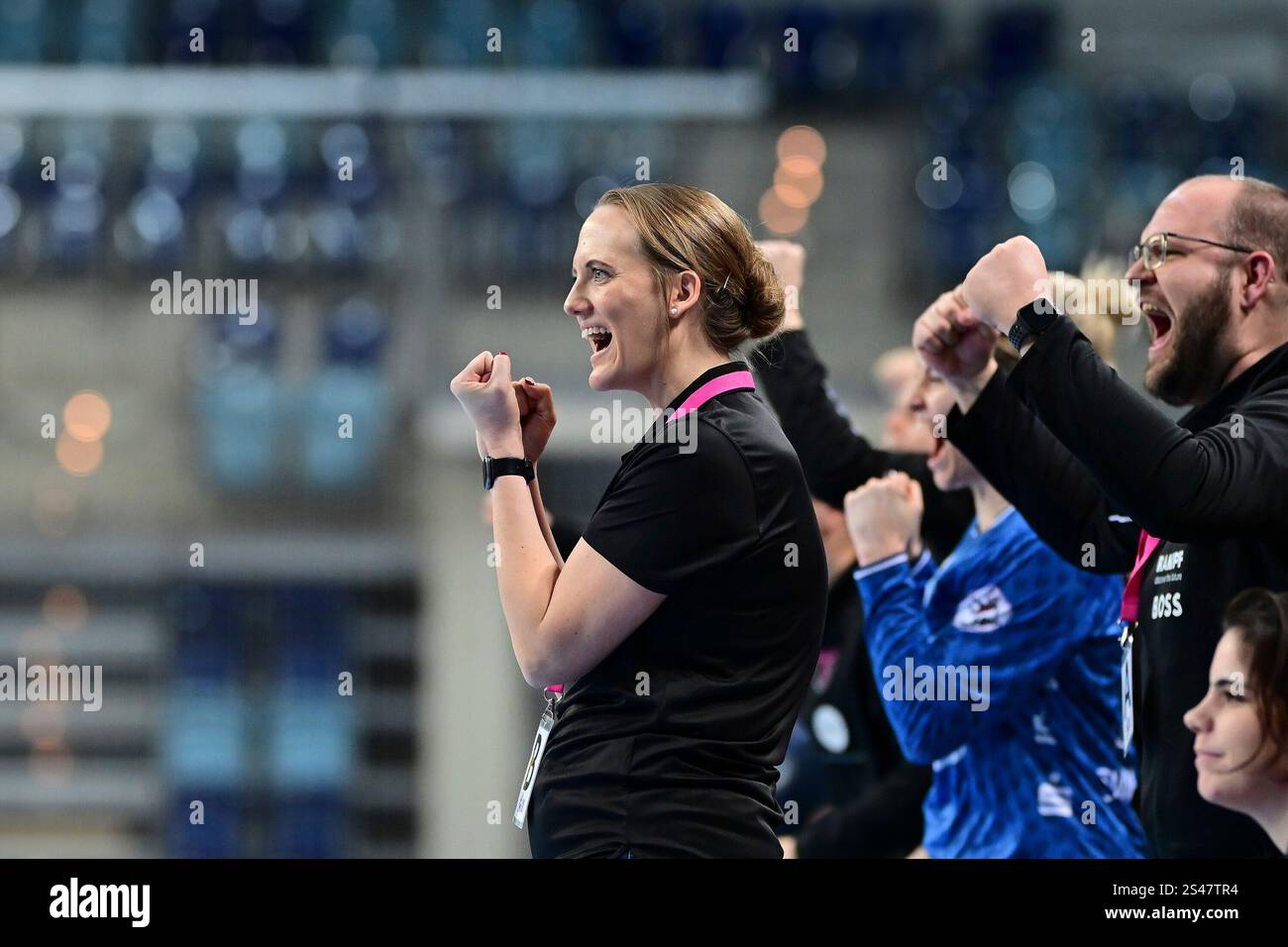 Oldenburg, Deutschland. 10th Jan, 2025. Miriam Hirsch (TuS Metzingen ...