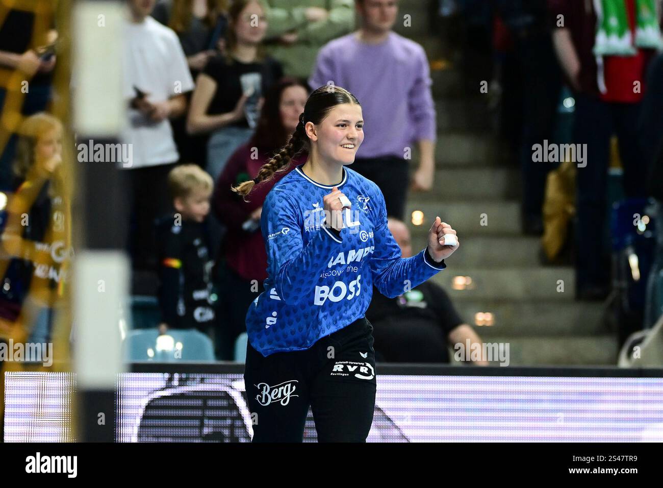 Oldenburg, Deutschland. 10th Jan, 2025. Marie Weiss (12, TuS Metzingen ...