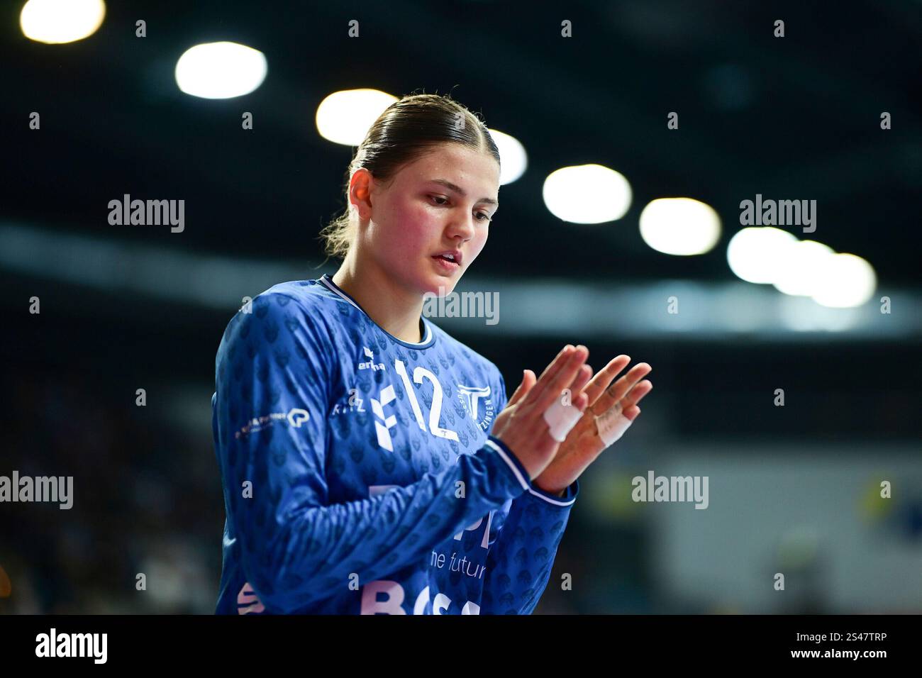 Oldenburg, Deutschland. 10th Jan, 2025. Marie Weiss (12, TuS Metzingen ...