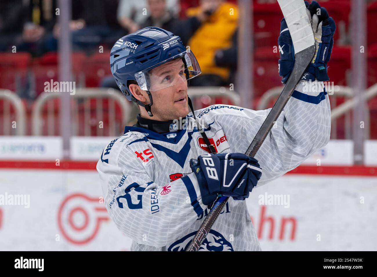 Mike Connolly (Straubing Tigers, #22) bedankt sich bei den mitgereisten ...