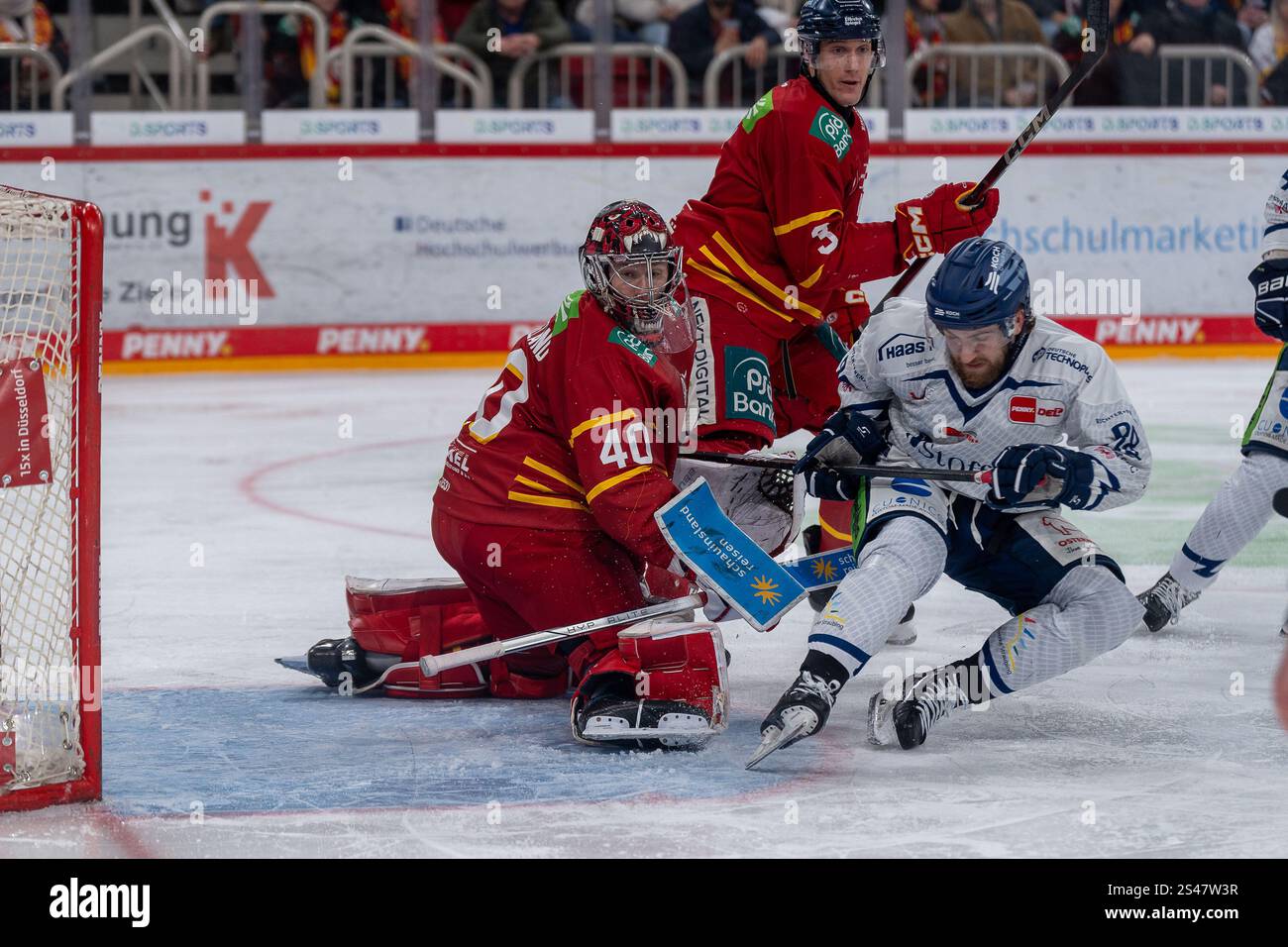 Henrik Haukeland (Duesseldorfer EG, #40) stoppt JC Lipon (Straubing ...