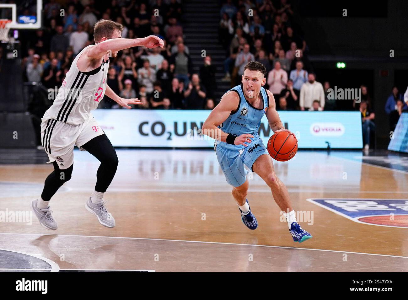 Hamburg, Deutschland. 10th Jan, 2025. Brae Ivey (Veolia Towers Hamburg, #01) im Dribbling, GER ...