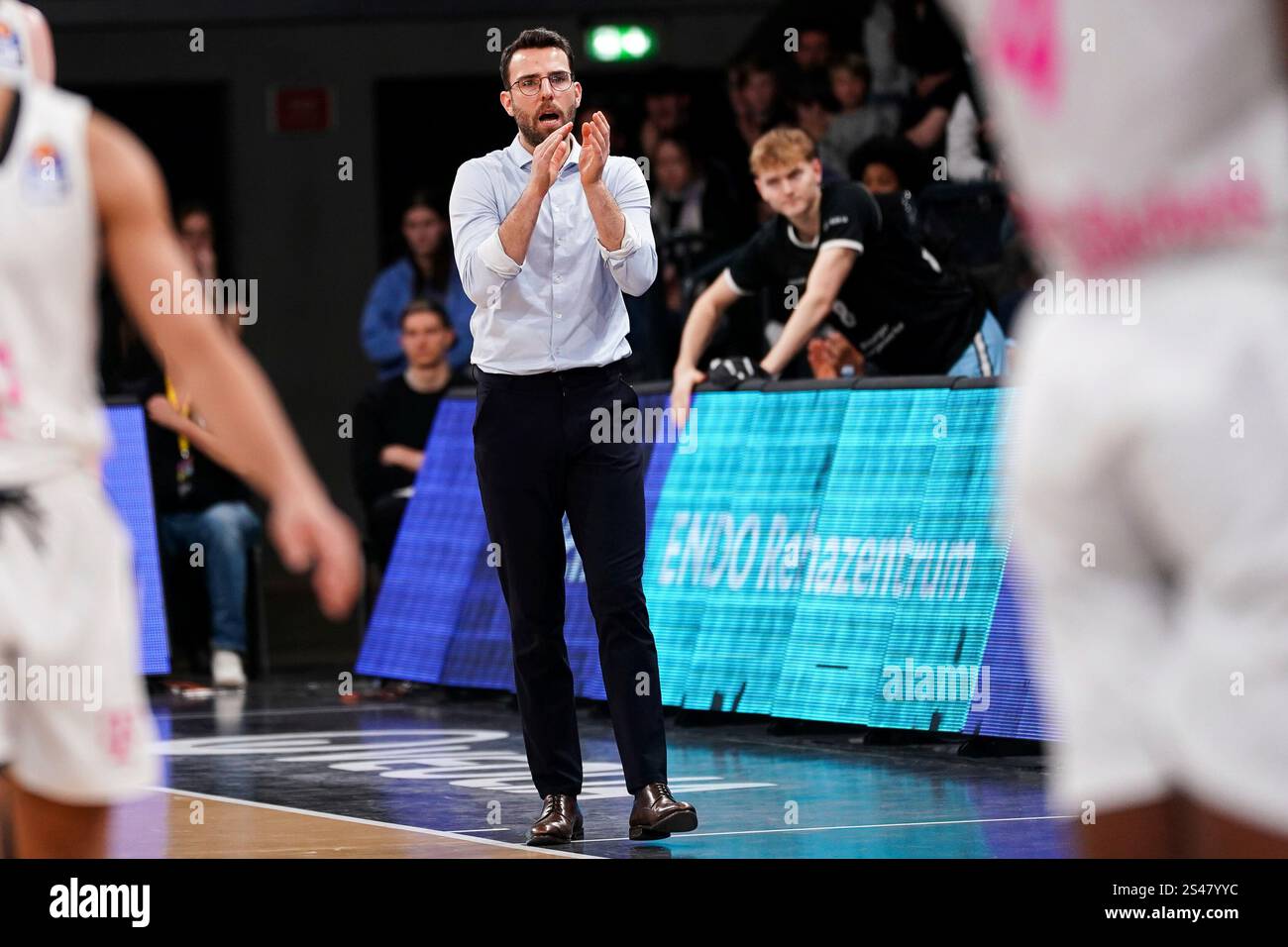 Hamburg, Deutschland. 10th Jan, 2025. Benka Barloschky (Veolia Towers Hamburg, Trainer) jubelt ...