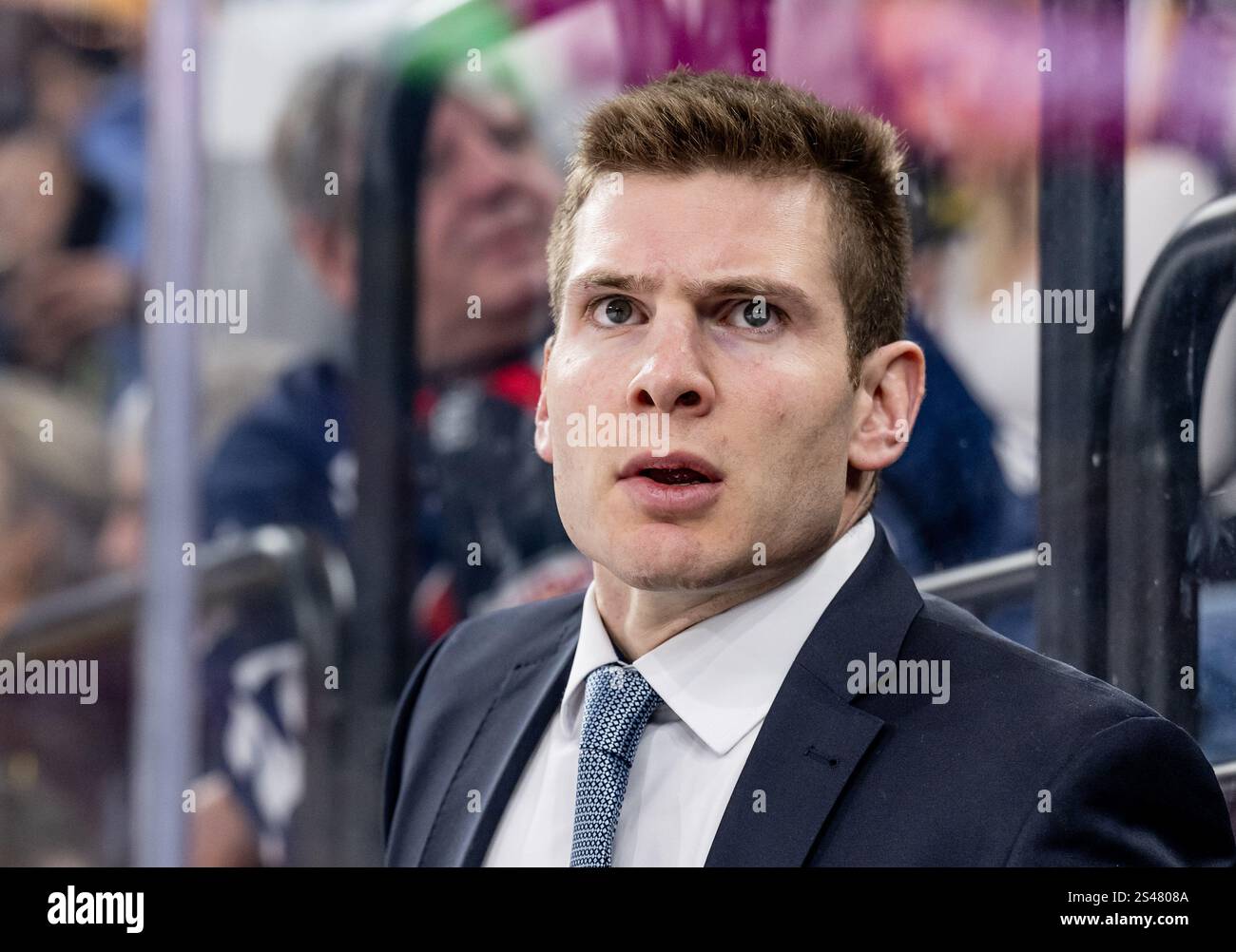 Ben Smith (EHC Red Bull Muenchen, #12) fungierte wieder als Co-Trainer ...