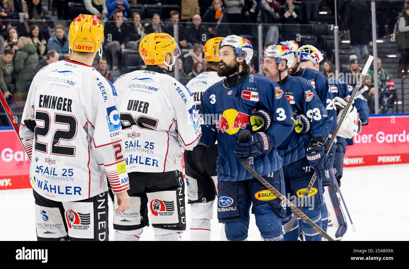 Shakehands zwischen beiden Teams. GER, EHC Red Bull Muenchen vs. Fischtown Pinguins Bremerhaven ...
