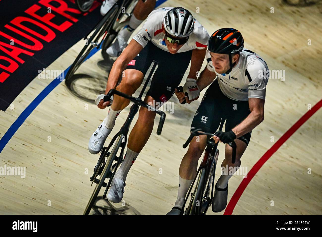 Bremen, Deutschland. 10th Jan, 2025. Yoeri Havik, Nils Politt Team ...