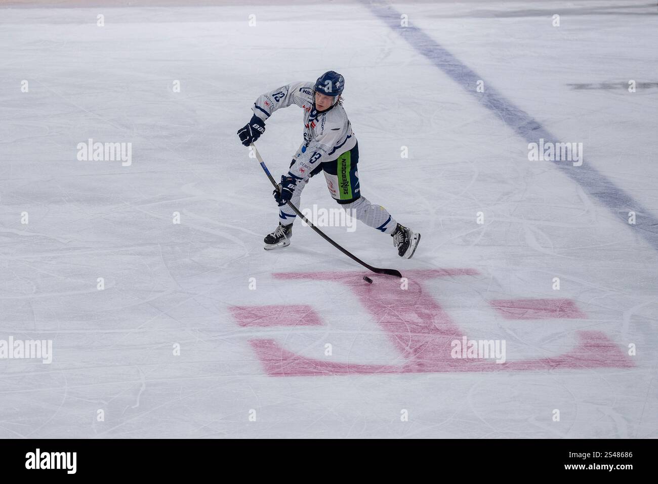 Schwungoller Schuss von Mario Zimmermann (Straubing Tigers, #13), GER ...