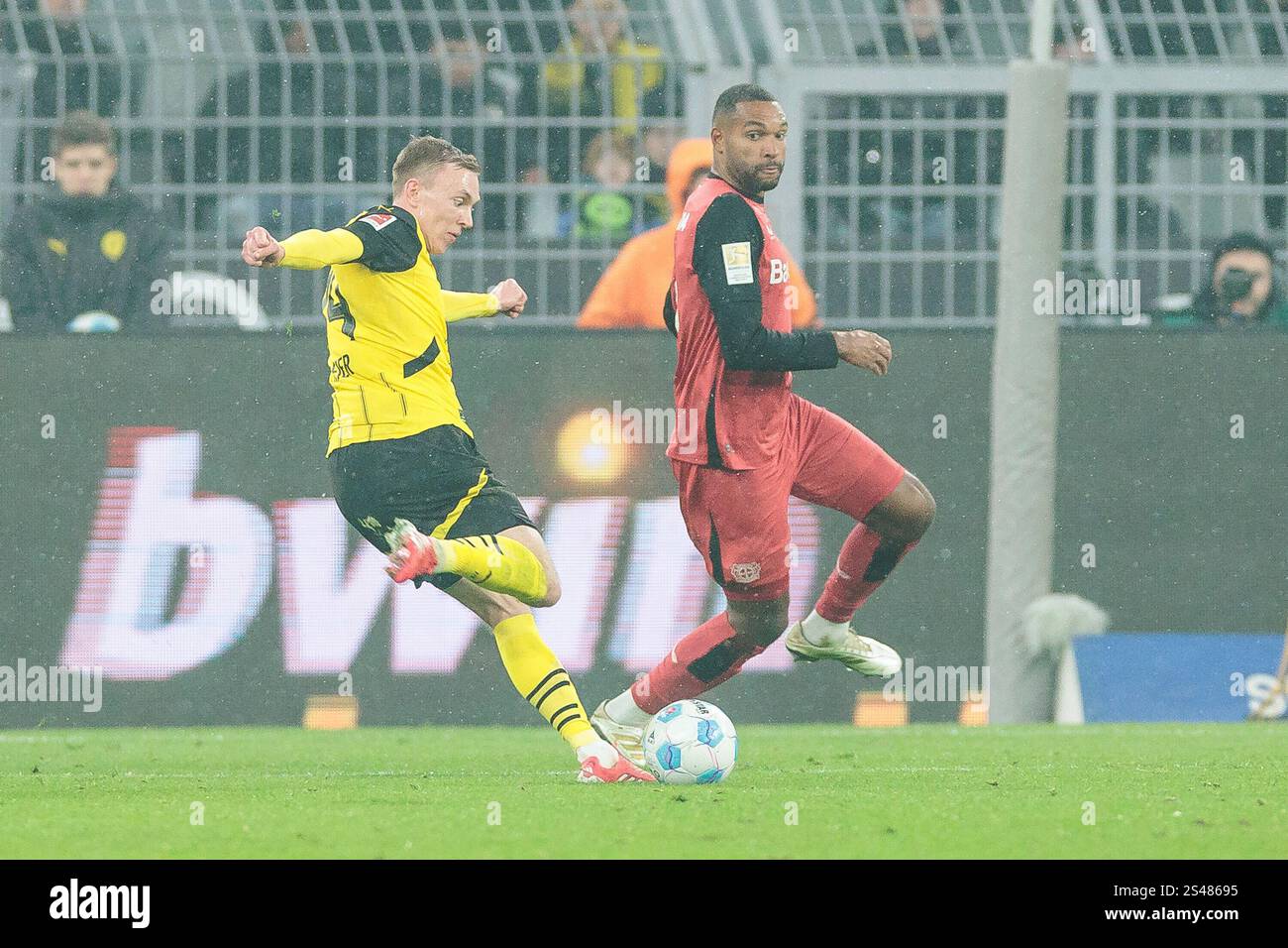 Dortmund, Deutschland. 10th Jan, 2025. Zweikampf Maximilian Beier ...