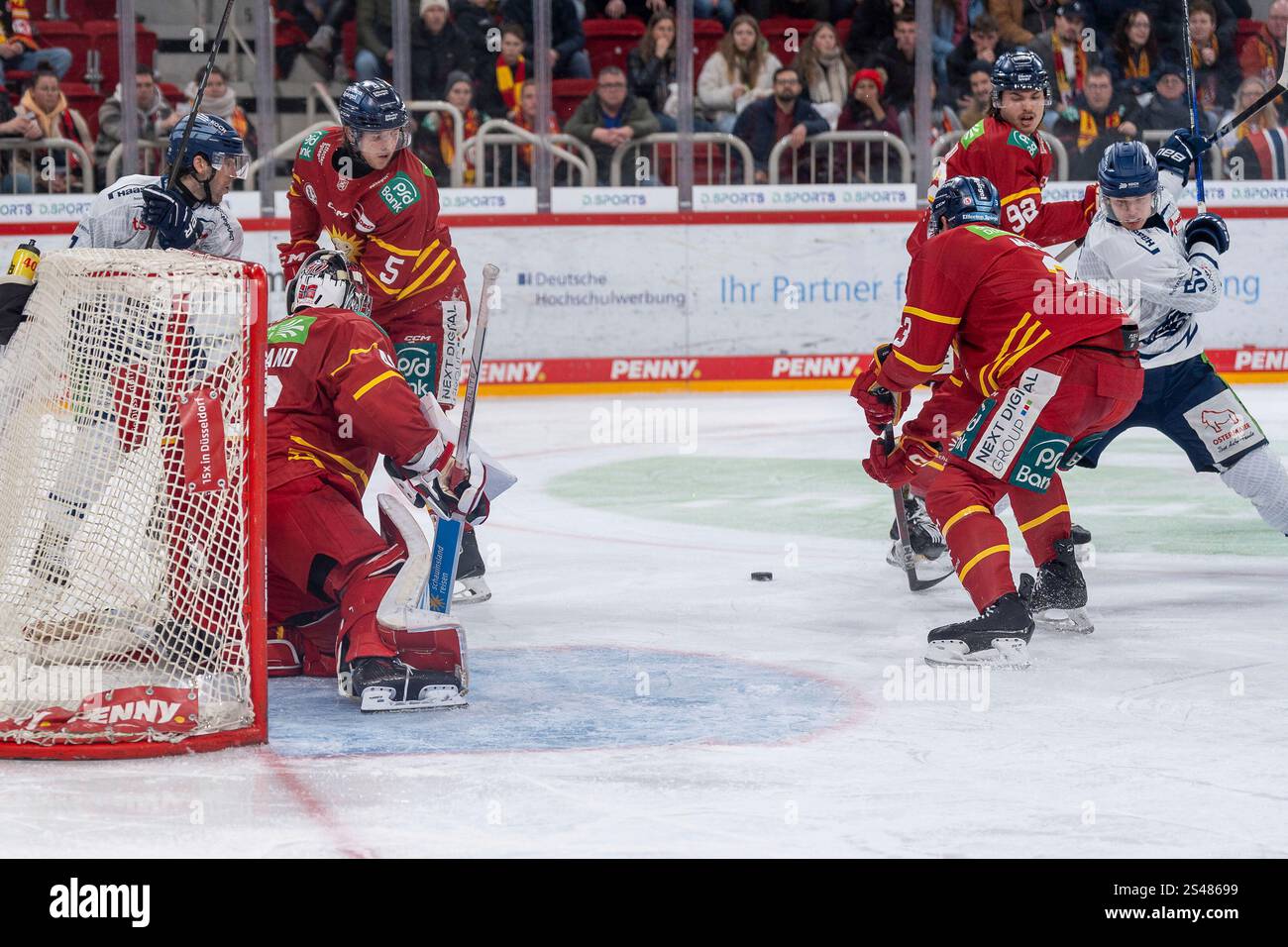 Der Puck liegt frei vor dem Duesseldorfer Tor, GER Duesseldorfer EG vs ...