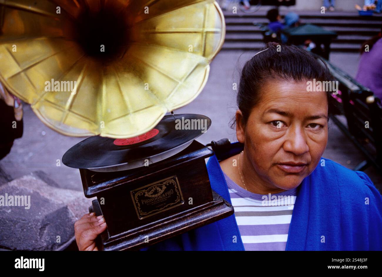 Ecuadorian flea market hi-res stock photography and images - Alamy