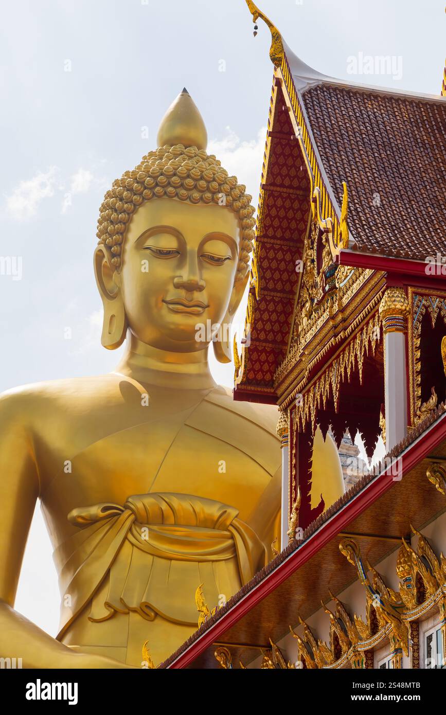 Giant golden buddha statue at scenic chao praya river in Bangkok Stock ...