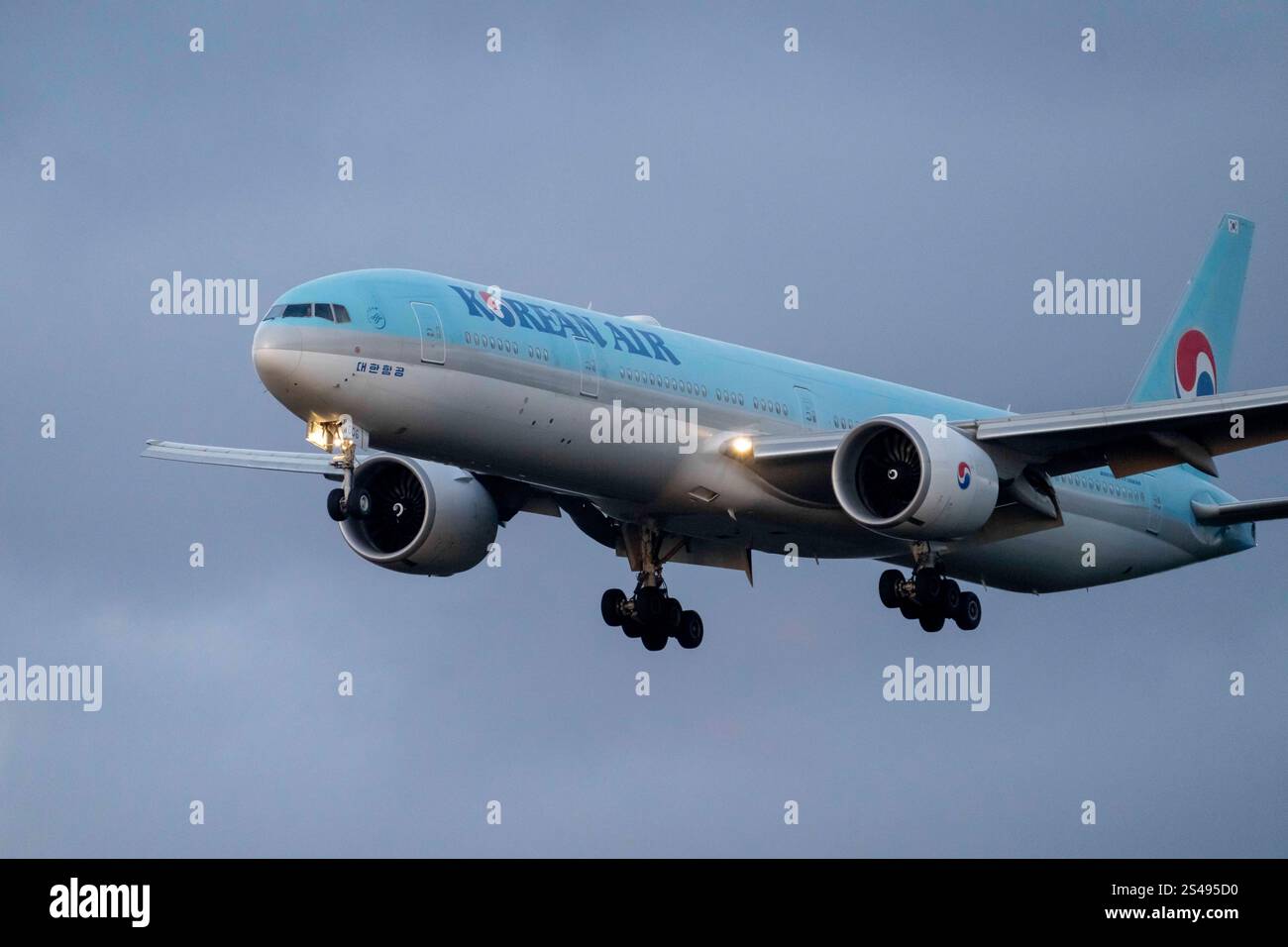 HL8006 Boeing 777-300ER Korean Air at Frankfurt Airport. Credit ...