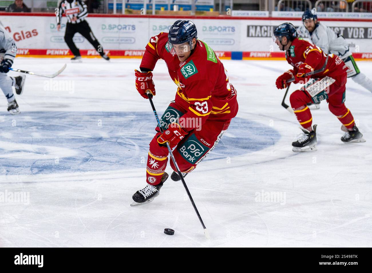 Tyler Gaudet (Duesseldorfer EG, #93) am Puck, GER Duesseldorfer EG vs ...