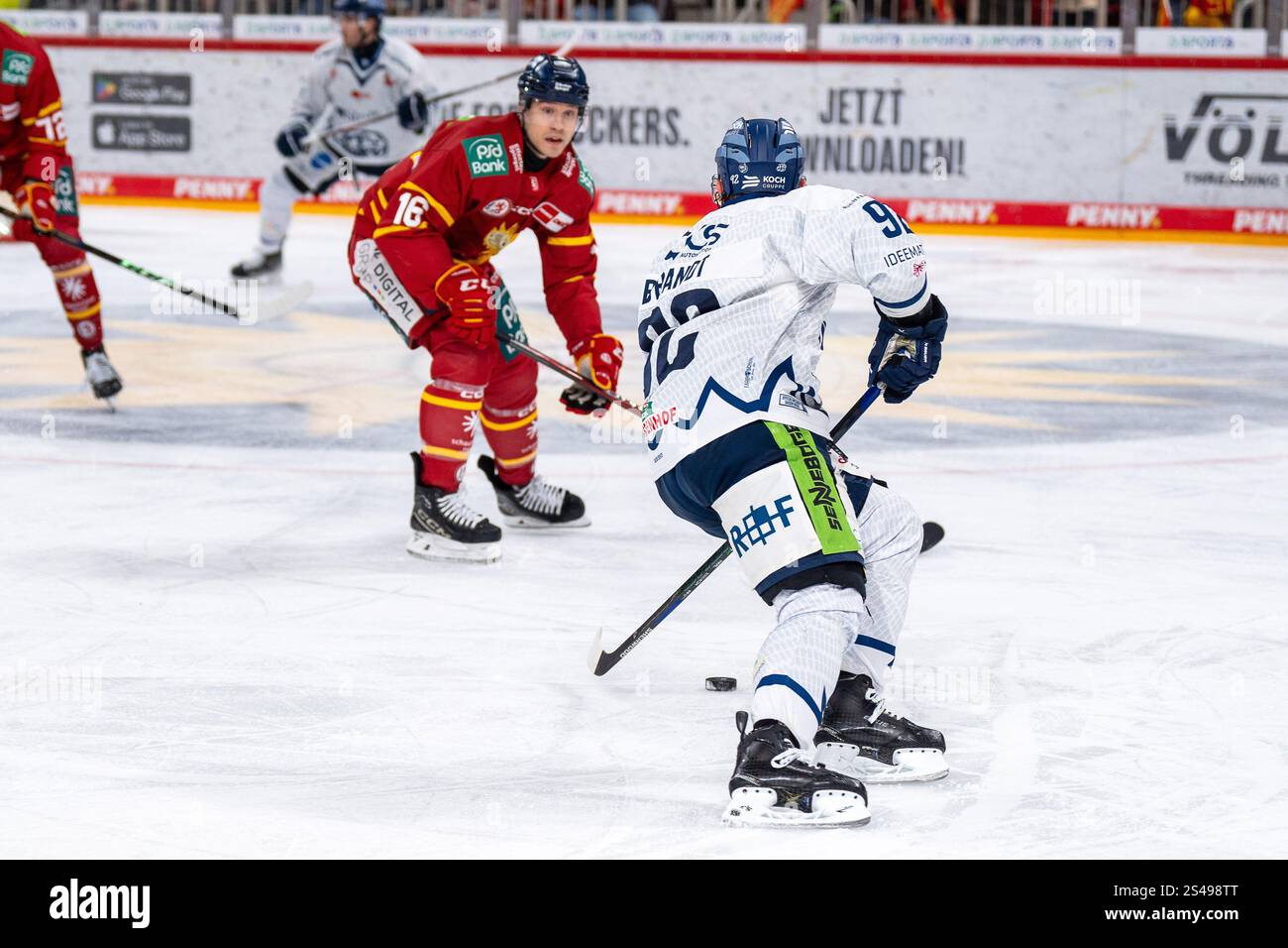 Marcel Brandt (Straubing Tigers, #92) gegen Kyle Cumiskey ...
