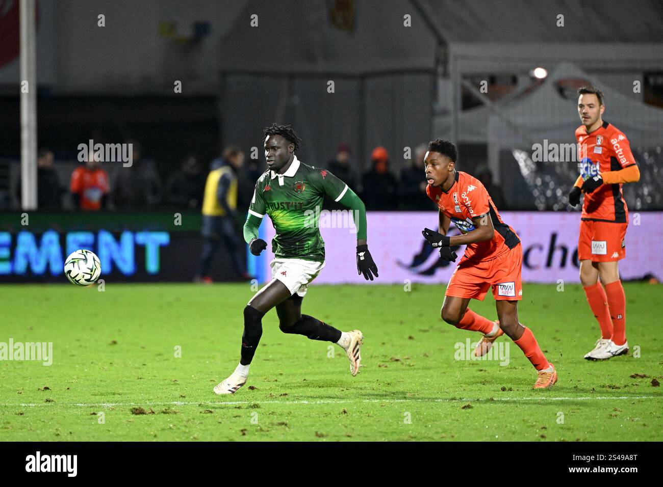 21 Christ-Owen KOUASSI (slmfc) - 21 Aliou BADJI (red) during the Ligue ...