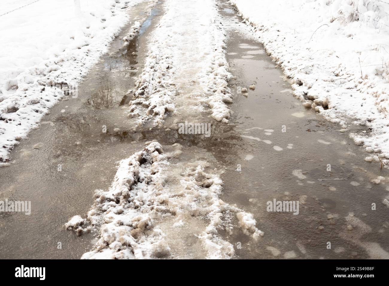 Schnee und Eis auf einem Feldweg in Aachen am 10. Januar 2025. GERMANY ...