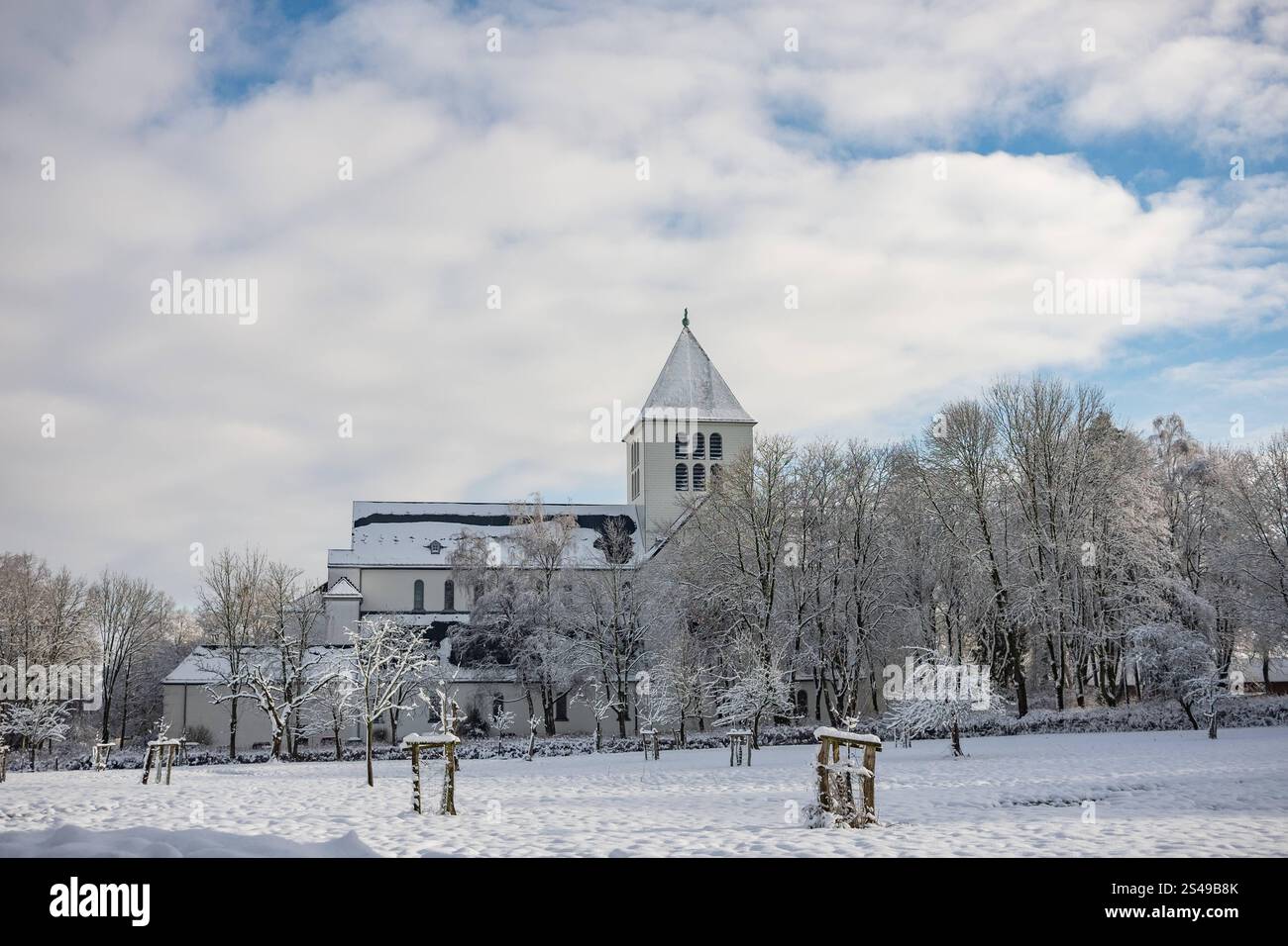 Schneebedeckte Reichsabtei in Aachen Kornelimuenster am 10. Januar 2025 ...
