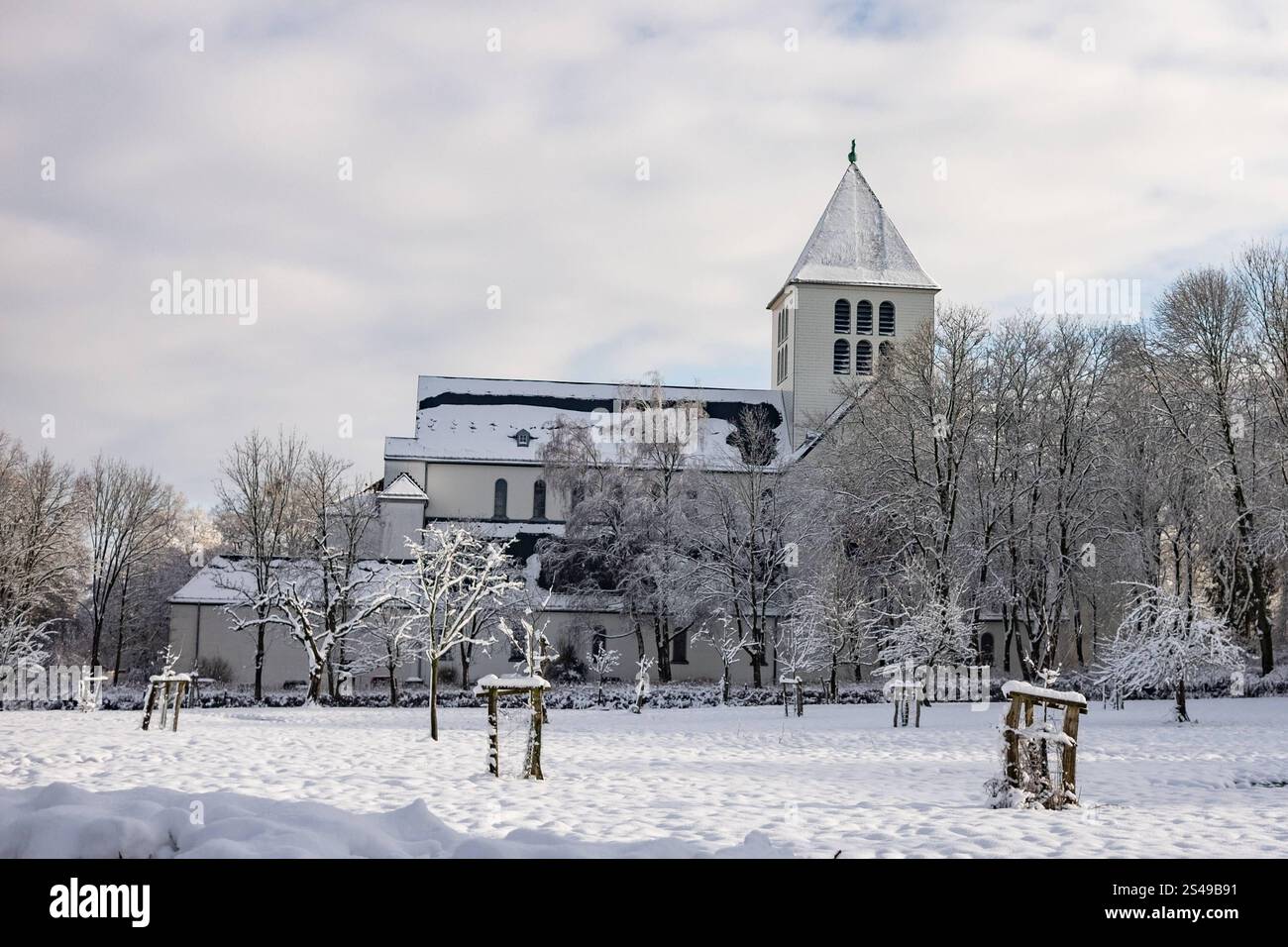 Schneebedeckte Reichsabtei in Aachen Kornelimuenster am 10. Januar 2025 ...