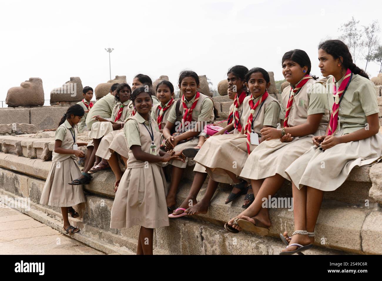 School class visiting the coastal temple of Mahabalipuram, Mamallapuram ...