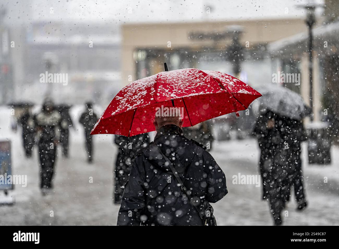 Winter weather, heavy snowfall, city centre traffic, passers-by in the ...