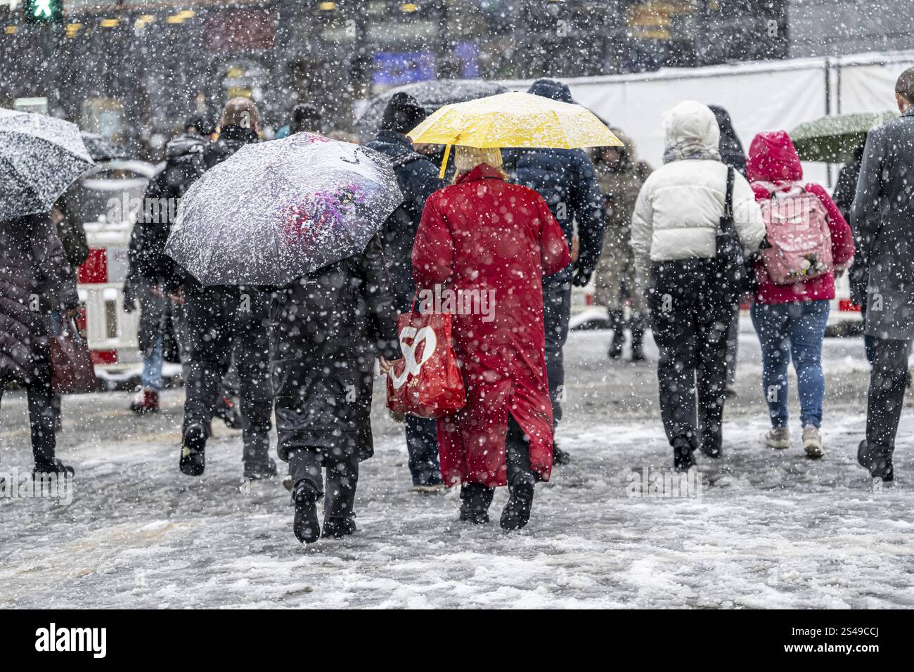 Winter weather, heavy snowfall, city centre traffic, passers-by in the ...