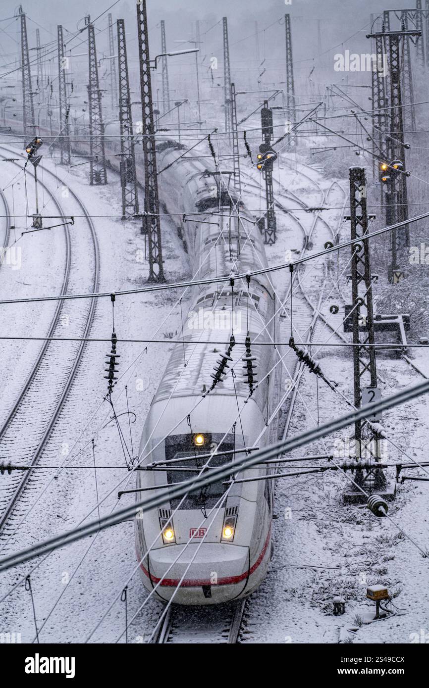 Winter weather, heavy snowfall, railway tracks in front of Essen main ...
