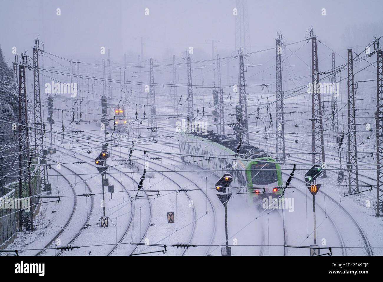 Winter weather, heavy snowfall, railway tracks in front of Essen main ...
