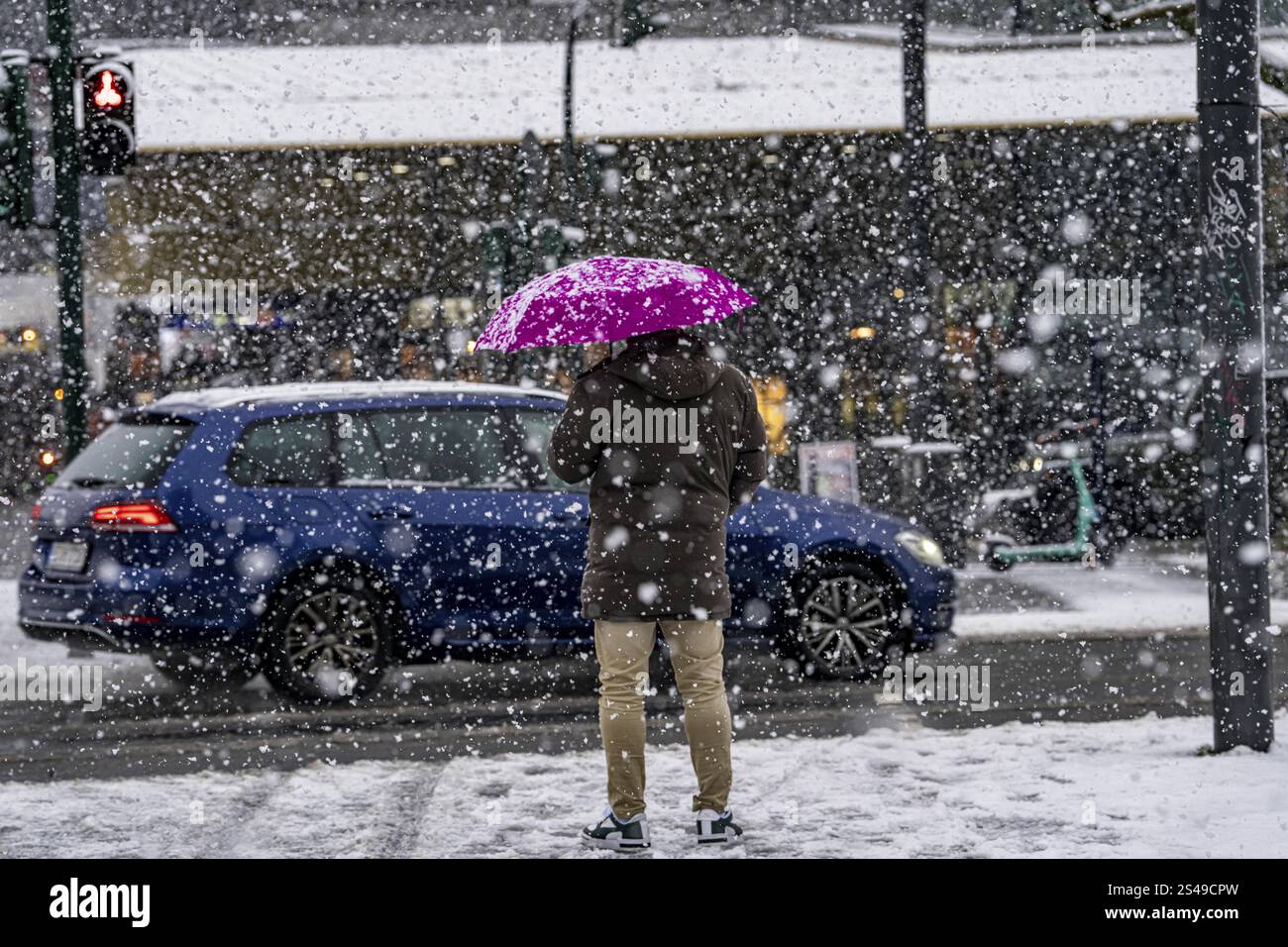 Winter weather, heavy snowfall, city centre traffic, passers-by in the ...