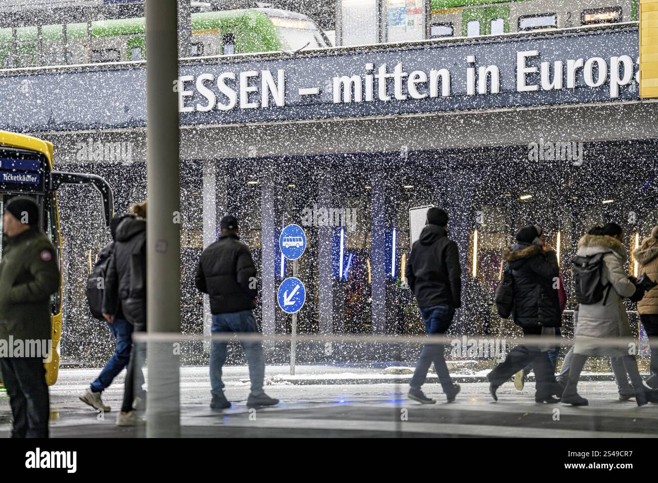 Winter weather, heavy snowfall, city centre traffic, passers-by in the ...