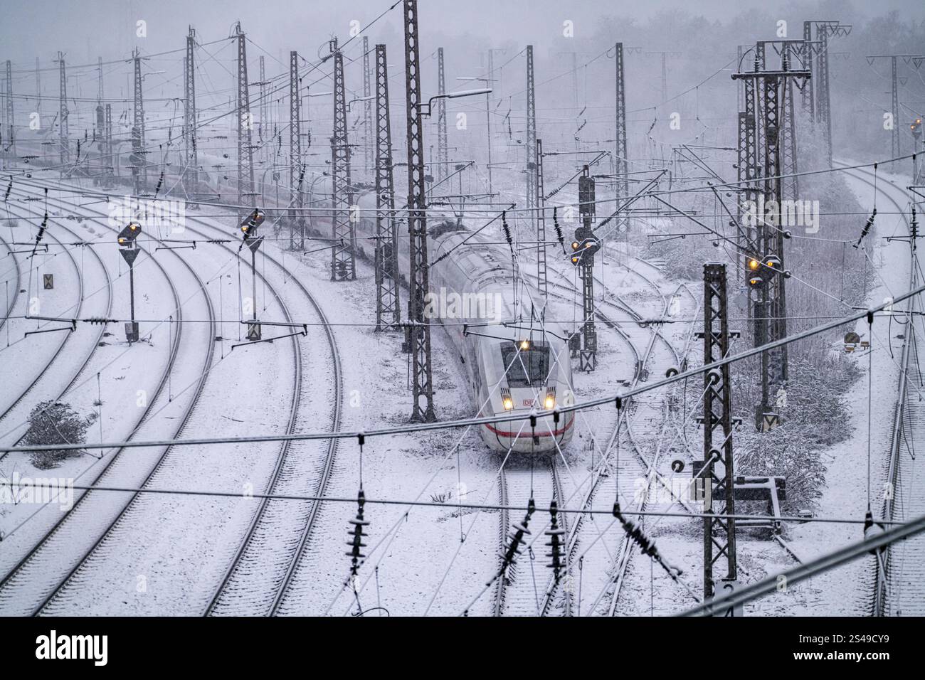 Winter weather, heavy snowfall, railway tracks in front of Essen main ...