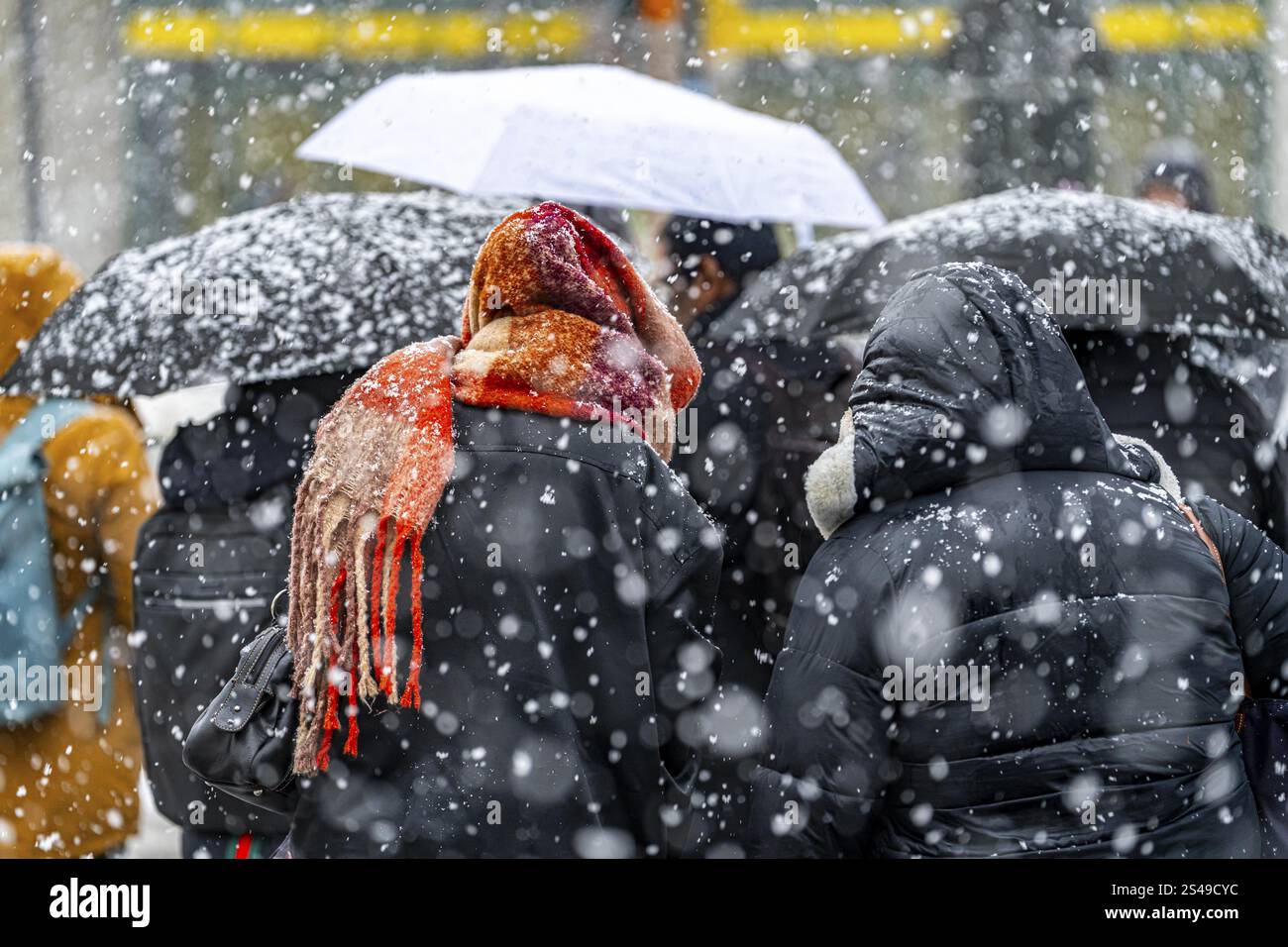 Winter weather, heavy snowfall, city centre traffic, passers-by in the ...