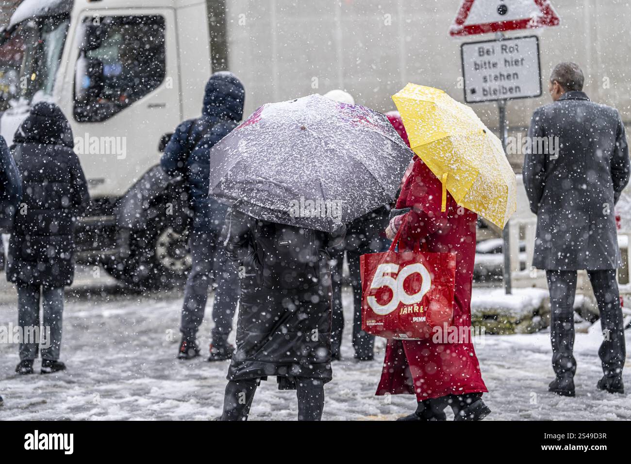 Winter weather, heavy snowfall, city centre traffic, passers-by in the ...