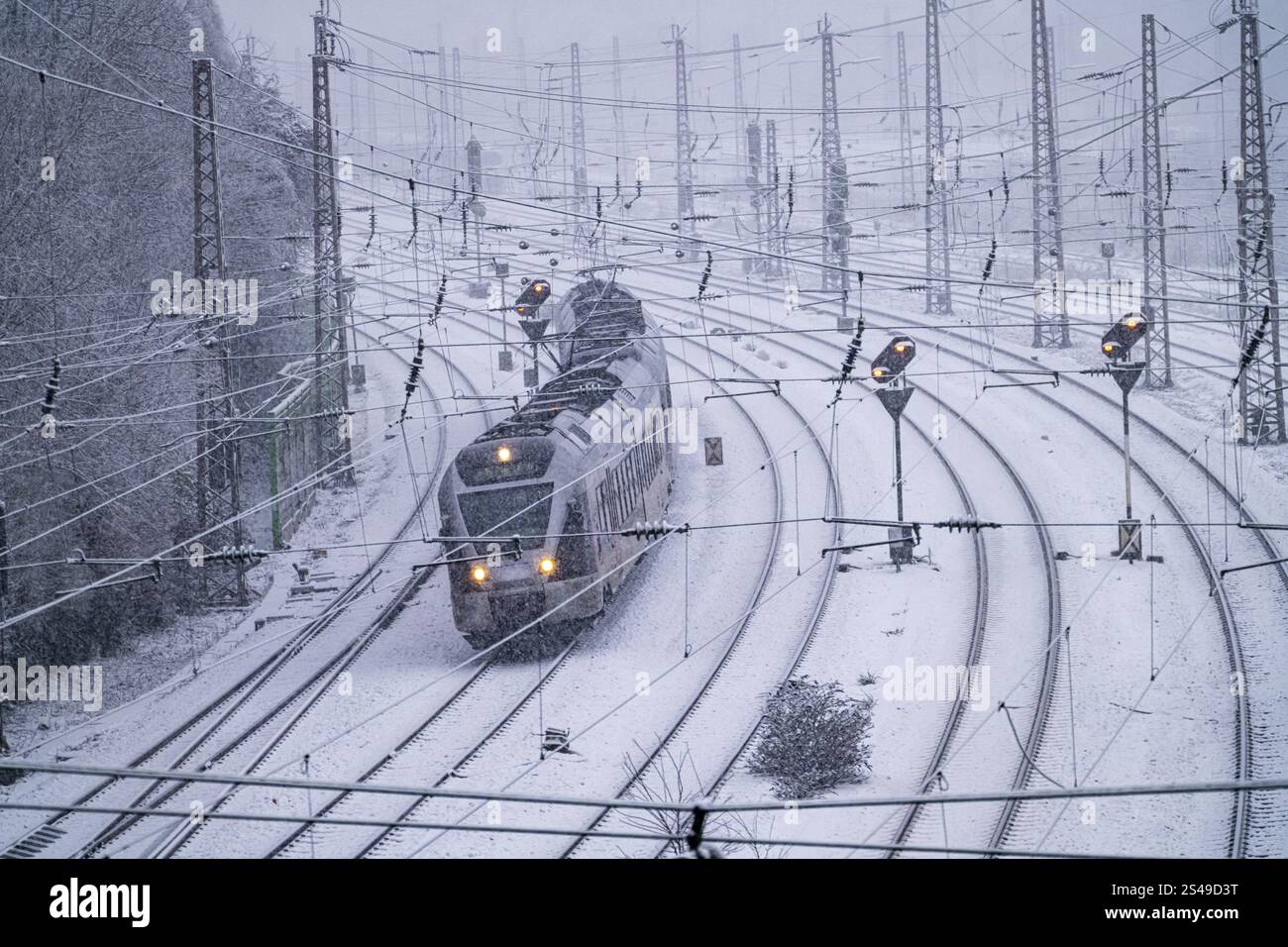 Winter weather, heavy snowfall, railway tracks in front of Essen ...