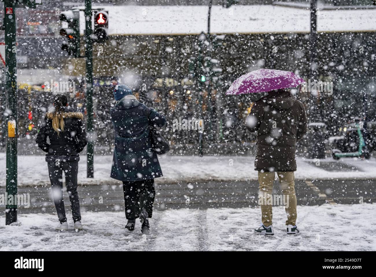 Winter weather, heavy snowfall, city centre traffic, passers-by in the ...