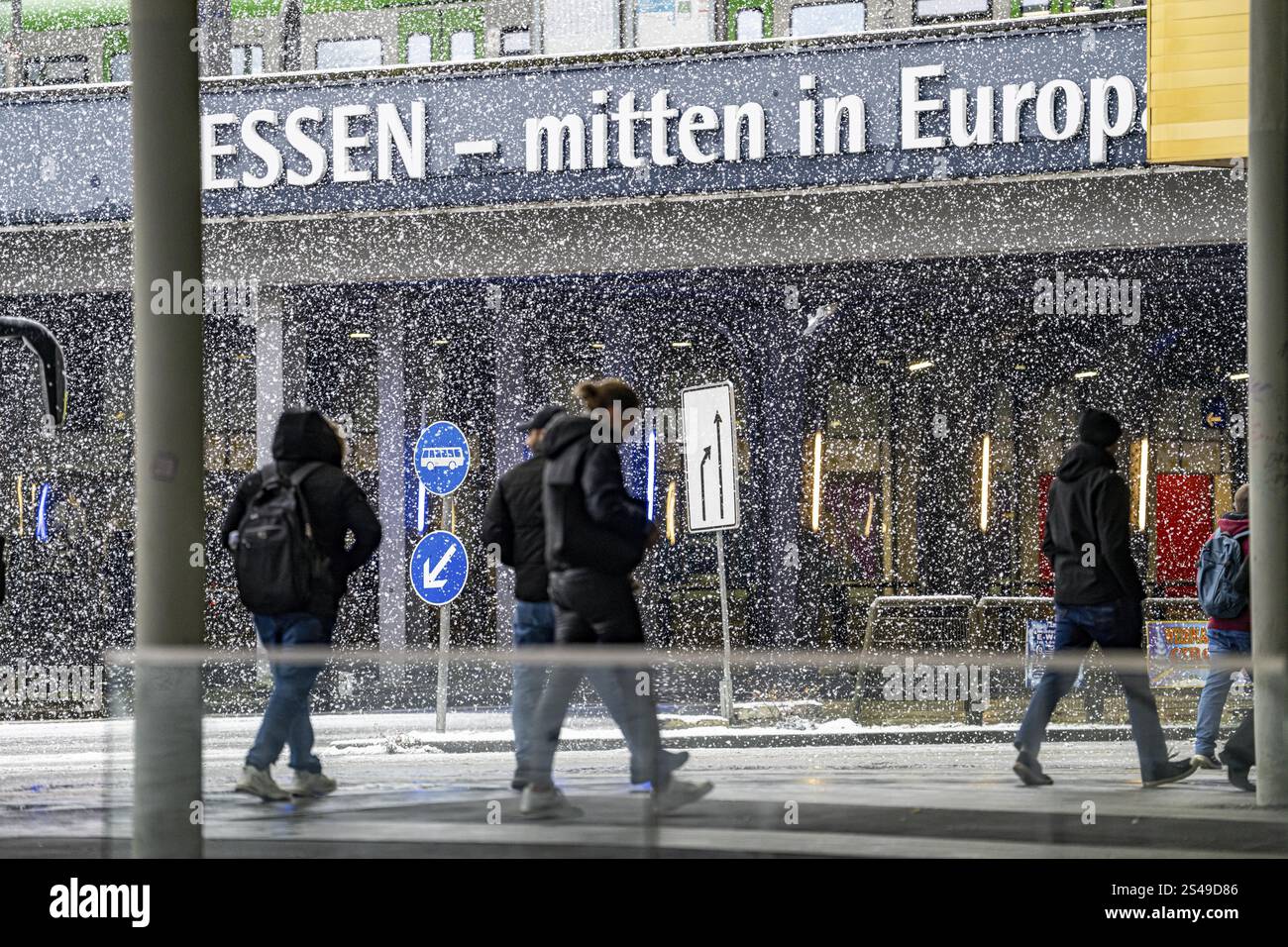 Winter weather, heavy snowfall, city centre traffic, passers-by in the ...