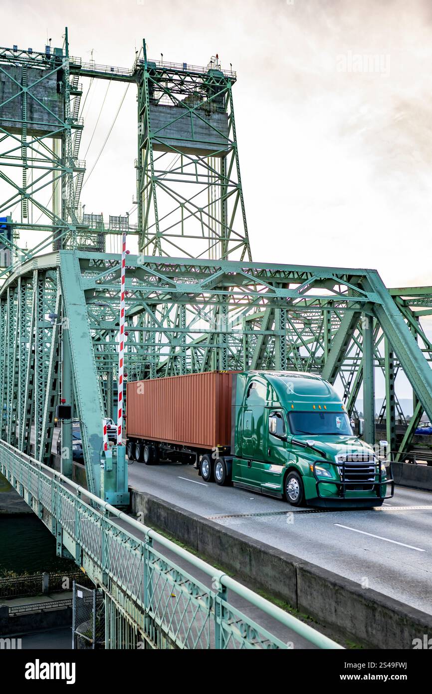 Industrial green big rig long haul semi truck with extended cab for ...