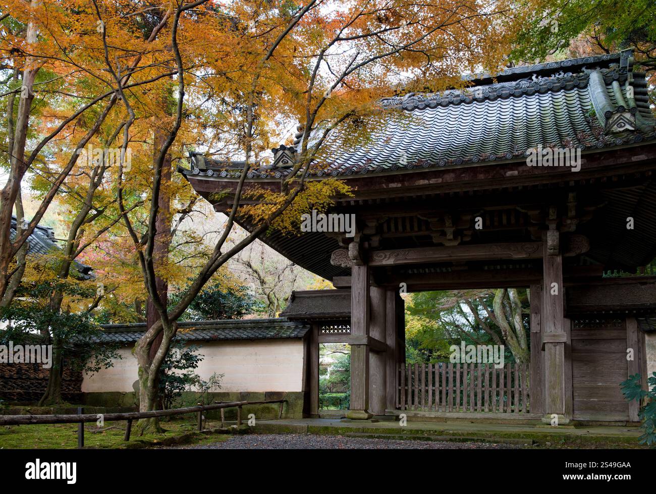 The main gate (Sanmon) at the Rinzai Sect Zen Buddhist temple Ryotanji ...