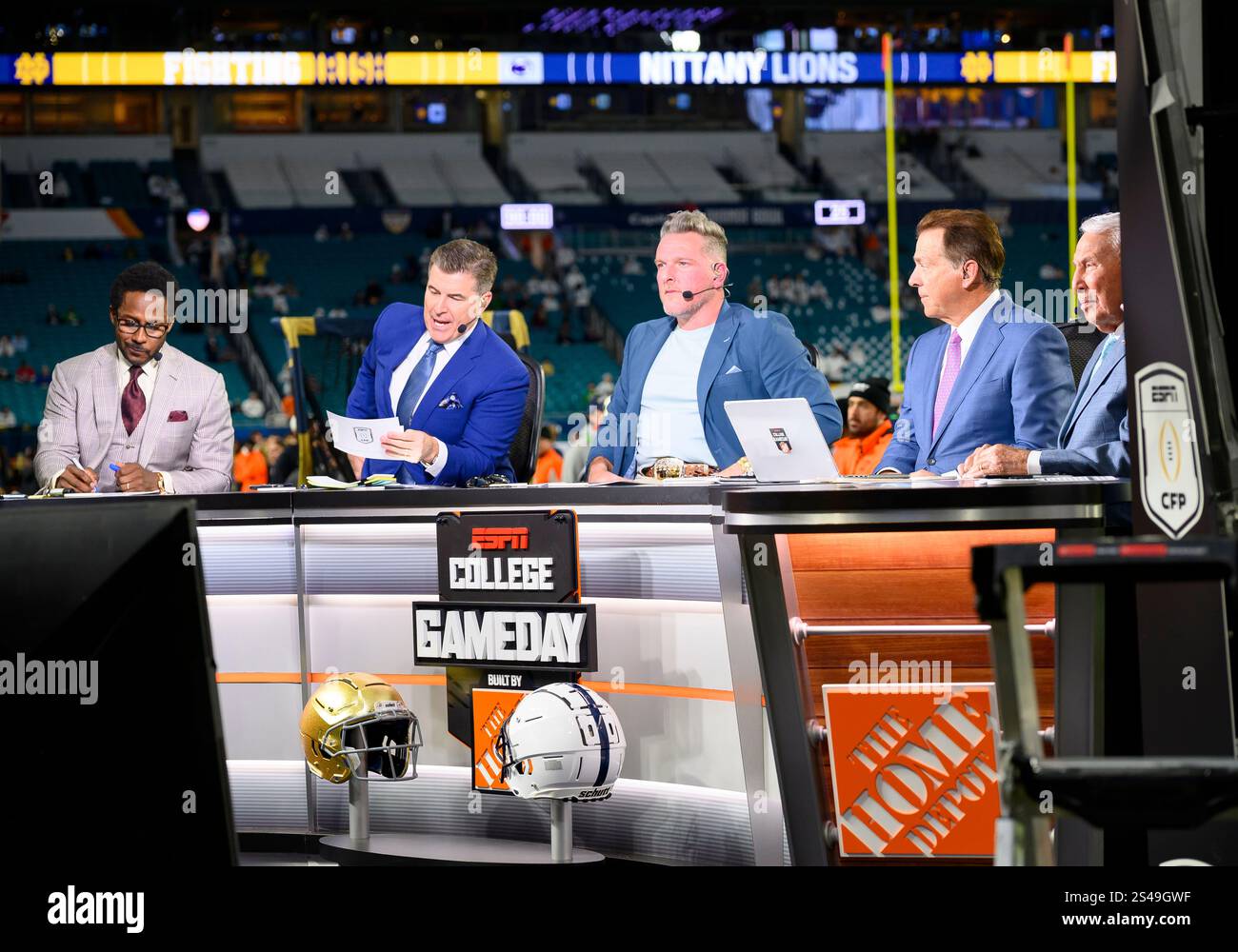 MIAMI GARDENS, FL - JANUARY 09: From left: Desmond Howard, Rece Davis ...