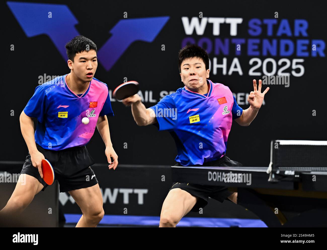 Doha, Qatar. 10th Jan, 2025. Xu Yingbin (R)/Xiang Peng compete during ...