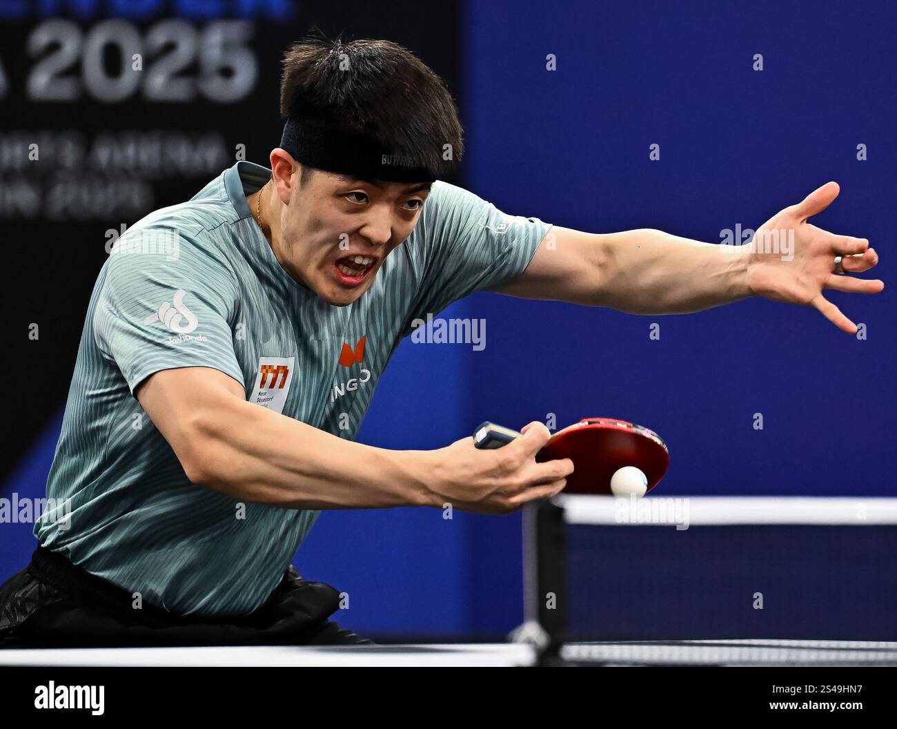 (250111) -- DOHA, Jan. 11, 2025 (Xinhua) -- Qiu Dang hits a return ...