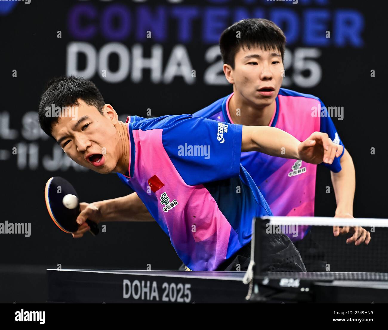 Doha, Qatar. 10th Jan, 2025. Xu Yingbin/Xiang Peng (L) compete during ...