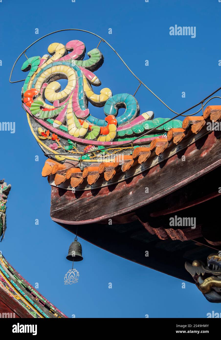 The decoration with cut-and-paste porcelain on the roof of Mahavira ...