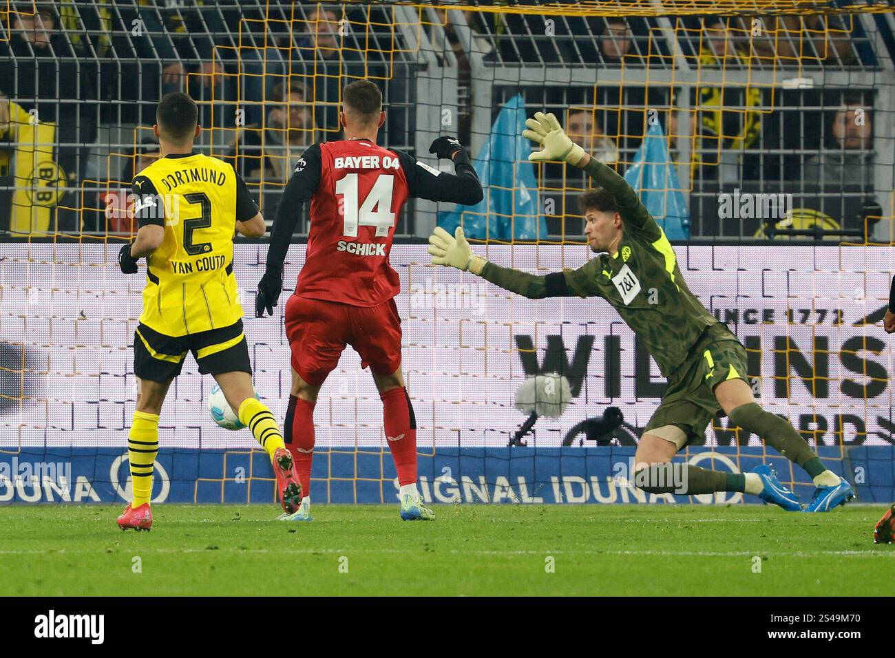 Dortmund, Deutschland. 10th Jan, 2025. Fußball, 1. Bundesliga: Borussia Dortmund - Bayer 04 ...