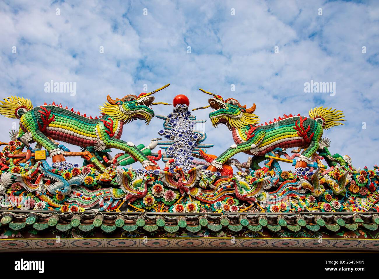 The historical figures crafted with cut-and-paste porcelain on the roof ...