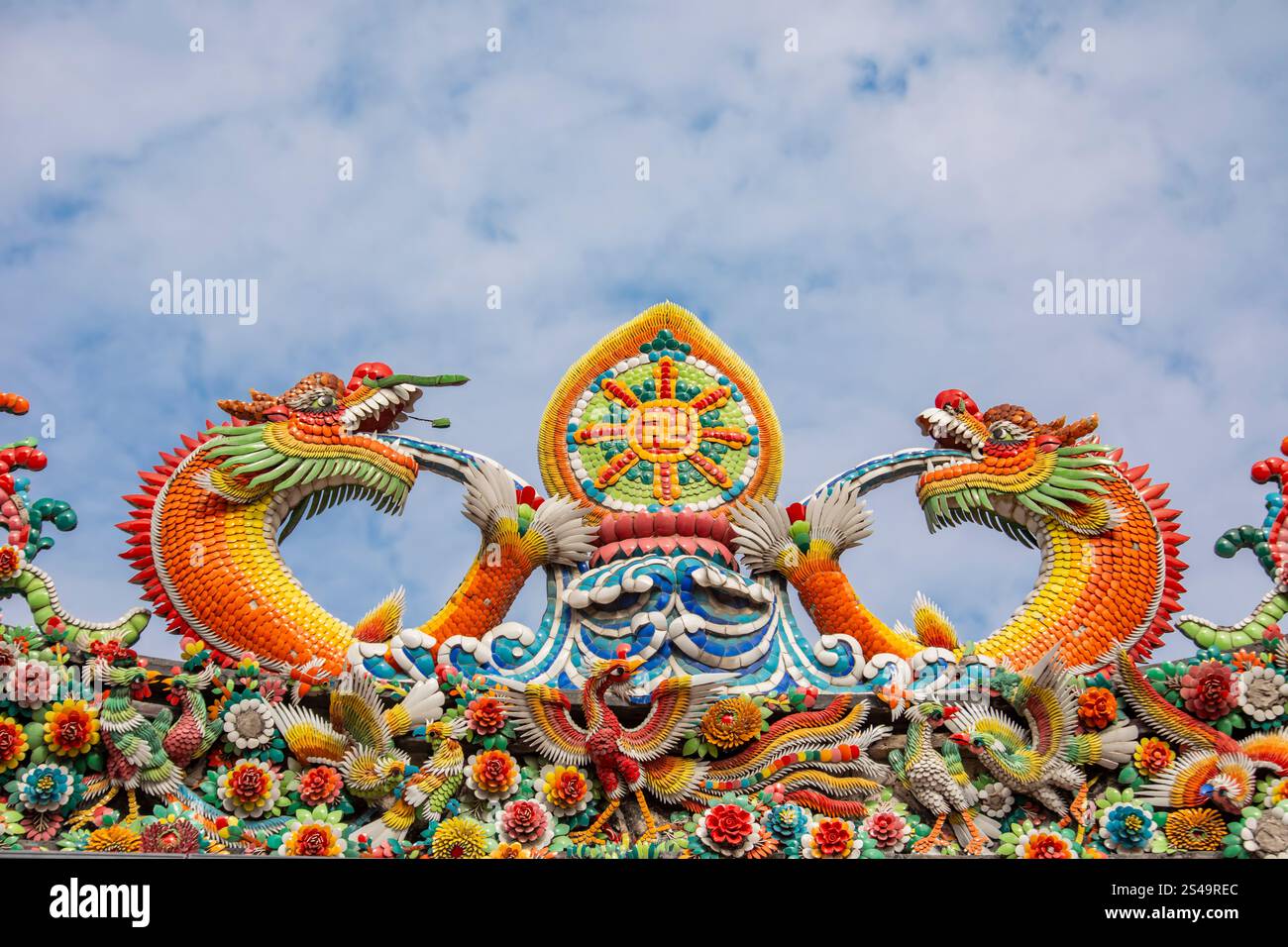 The historical figures crafted with cut-and-paste porcelain on the roof ...