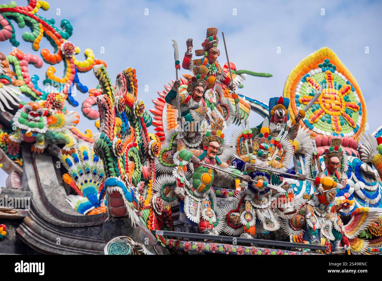 The historical figures crafted with cut-and-paste porcelain on the roof ...