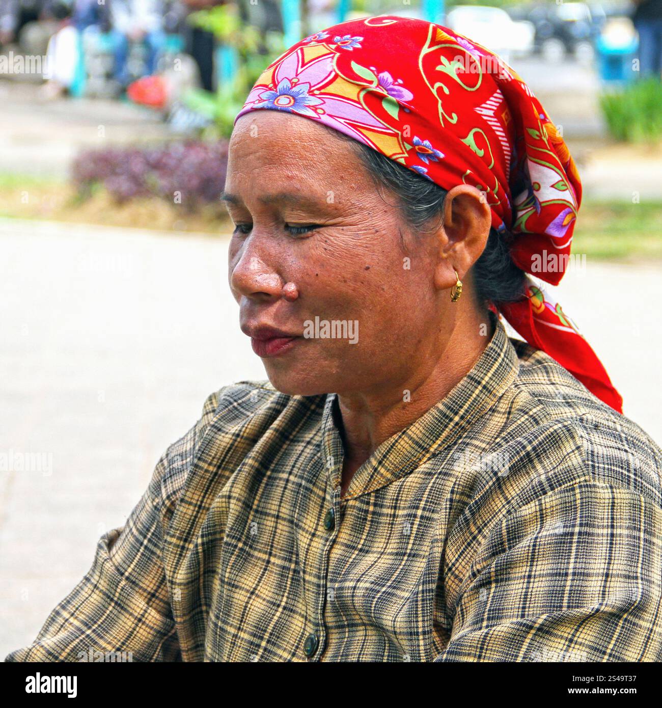 Woman wearing dark headscarf hi-res stock photography and images - Alamy